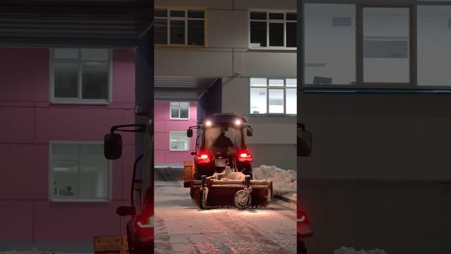 Отвал и щётка Большая Земля чистят снег у школы