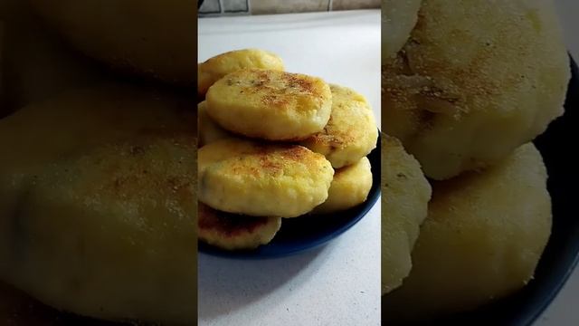 На ЧУГУННОЙ СКОВОРОДЕ И ДОМАШНЕМ СМАЛЬЦЕ -  ВКУСНЕЙШИЕ #пирожки ДОМАШНИЕ #shortvideo #youtubeshorts