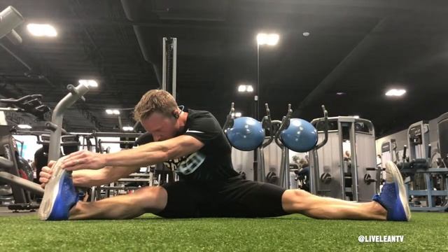 Растяжка сидя ноги врозь