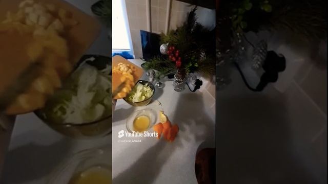 СО СТАРЫМ НОВЫМ ГОДОМ🎅!ГОСТИ НА ПОРОГЕ, А САЛАТИК УЖЕ ГОТОВ🍊🍋🥬.mp4