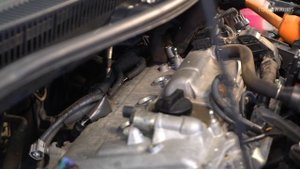 Kaip pakeisti uždegimo žvakės TOYOTA AURIS 1 (E150) [AUTODOC PAMOKA]