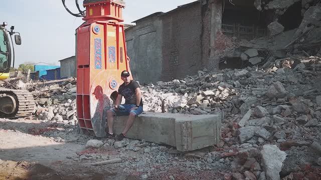 Супер крашер Italmek сгрыз 6м колонну за 2 минуты.