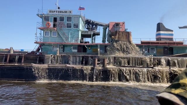 песок со дна на баржу