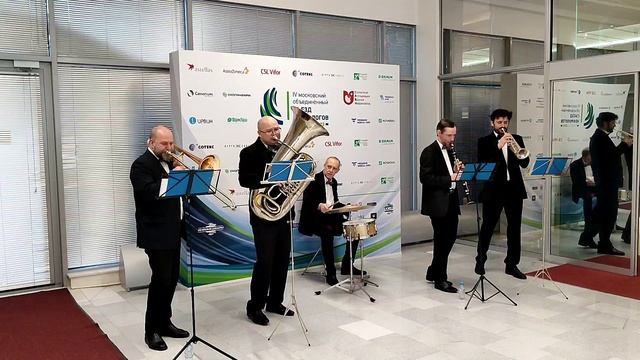 песня "Московские окна" - исполняет московский диксиленд