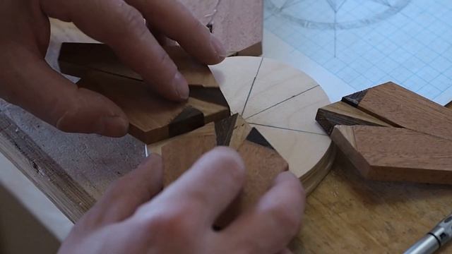 Токарь 100-го уровня изготовил штурвал для своего катера. Токарка и Маркетри, Роза ветров в центре!