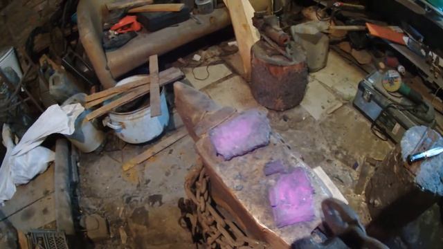 Кузня.  Лесные  болванки  и  сталь.