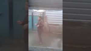 На ломанном английском
