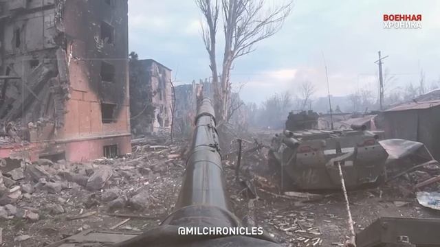 БТР-80А получает в борт из РПГ Мариуполь апрель 2022