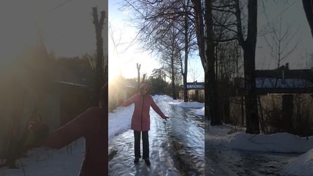 На улице гололёд. Очень скользко.