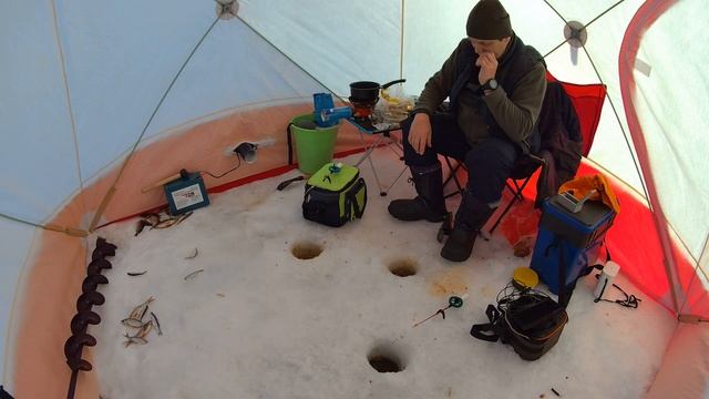 Минус 28, и мороз крепчает, один смельчак, весь день просидел на реке без палатки : как он так⁉️