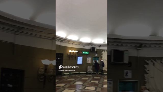 Санкт-Петербург. 01.01.2025. Станция метро «Автово», вид от кассового зала к лестнице на выход