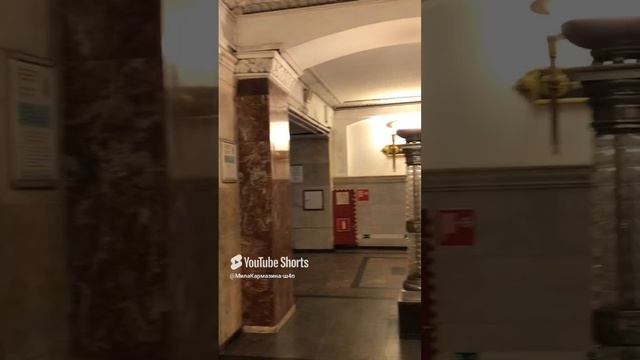 Санкт-Петербург. 01.01.2025. Интерьер павильона ст. метро «Автово», от кассового зала к эскалаторам