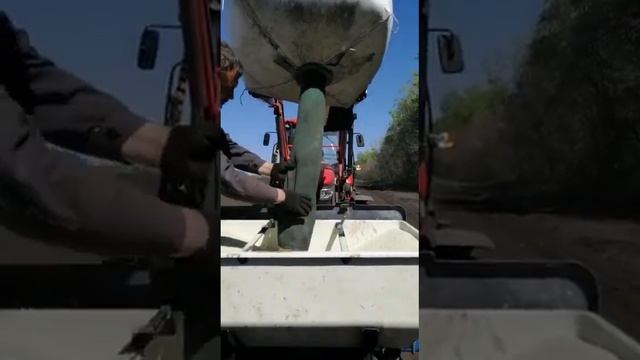 Загрузка бункера сеялкиразбрасывателя с помощью дозатора Rbag и рукава Rlight
