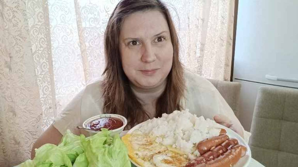 МУКБАНГ Домашняя еда. Завтрак с яичницей и сосисками. Болталка обо всем. Ем и худею
