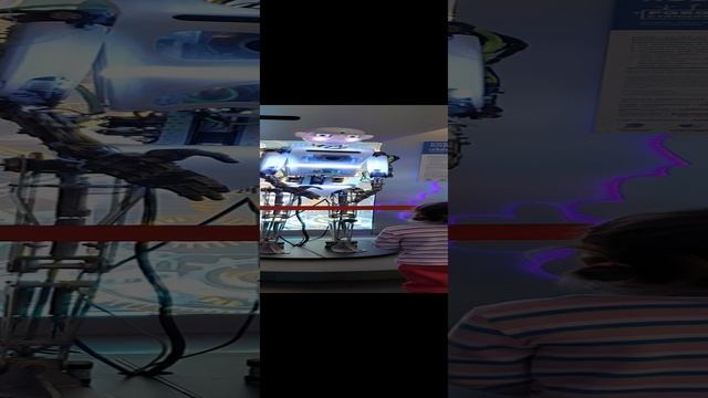 Элина и Теспиан - интерактивный робот-андроид. Роботостанция ВДНХ Москва сентябрь 2024г