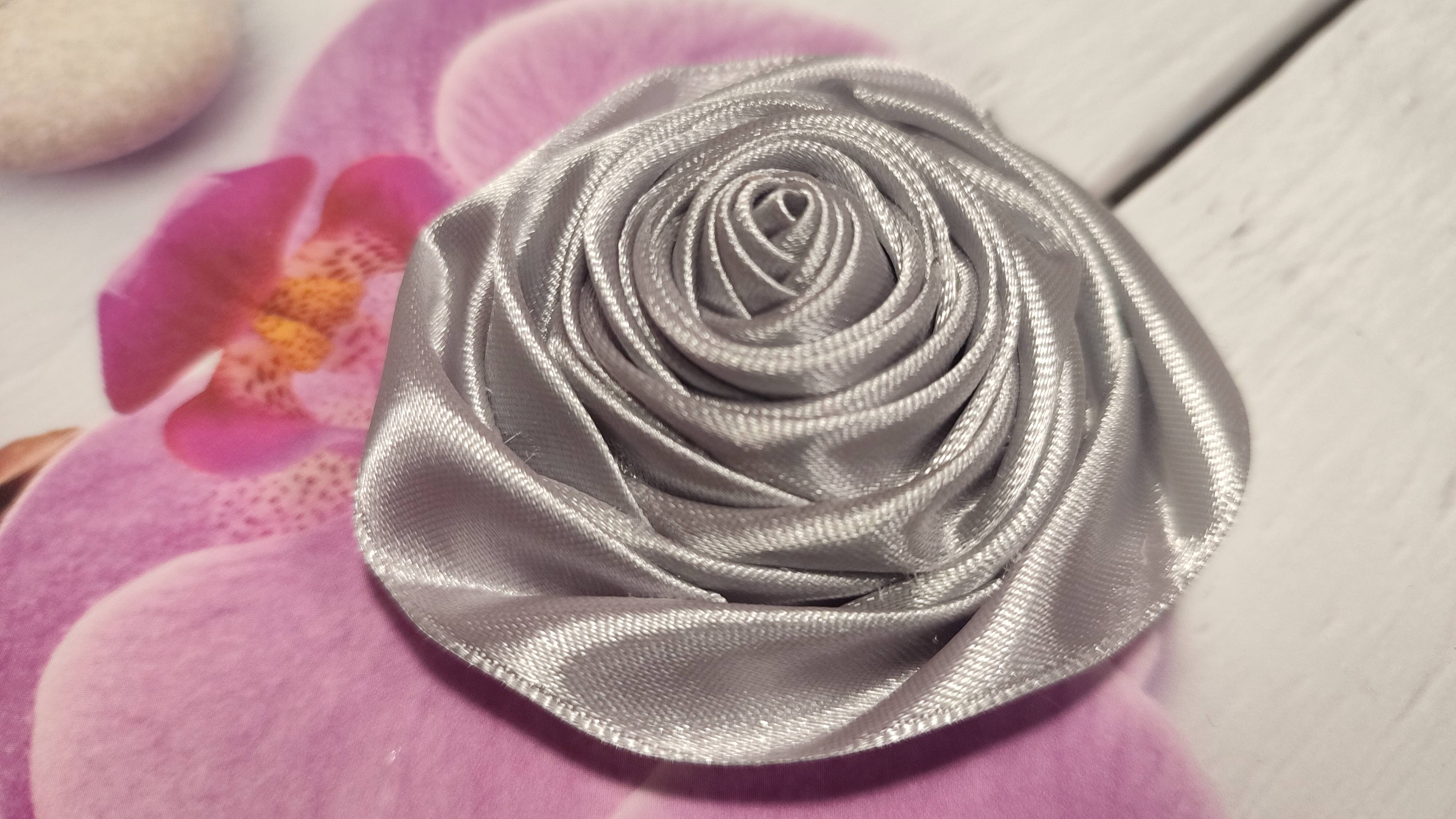 Роза бутон в юбочке, роза бескаркасная. Лента и клей. Бутон розы из ленты 25мм. Мастер-класс.