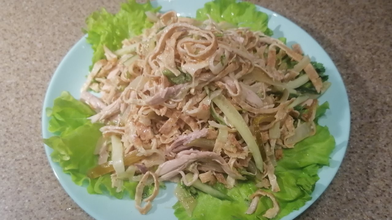 Салат с куриной грудкой простой и вкусный рецепт. Министерский салат с курицей классический.