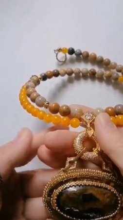 Колье с симбирцитом.