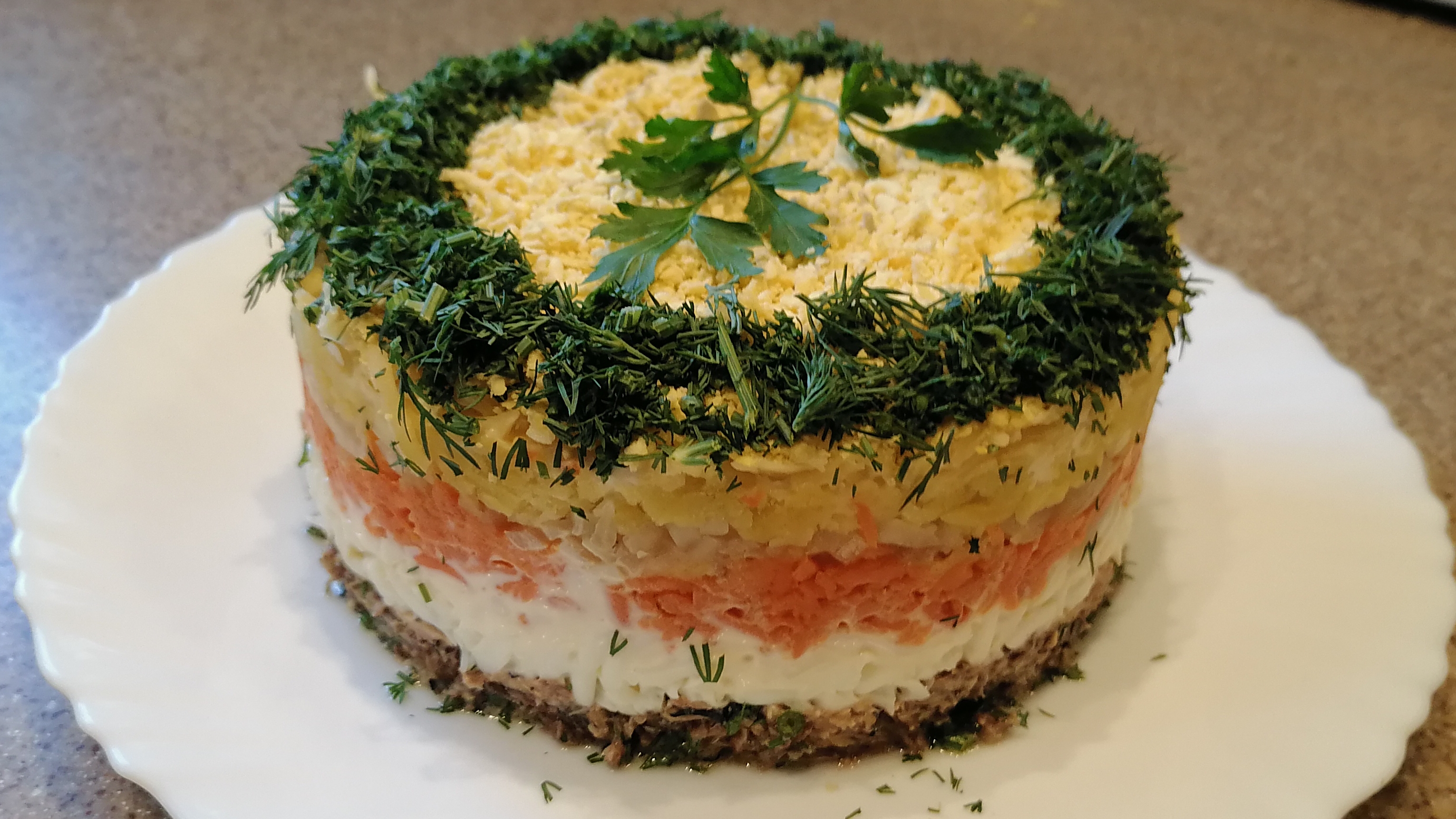 Салат «Мимоза» — это традиционное блюдо, которое готовится с использованием рыбных консервов.