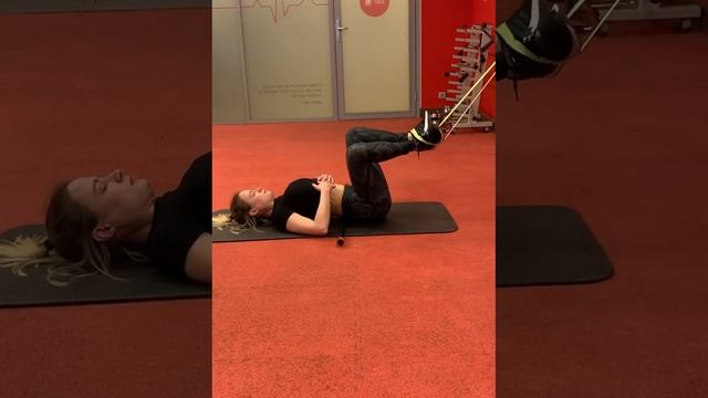 Падение бедра во внутрь при позитивной фазе упражнения приседания