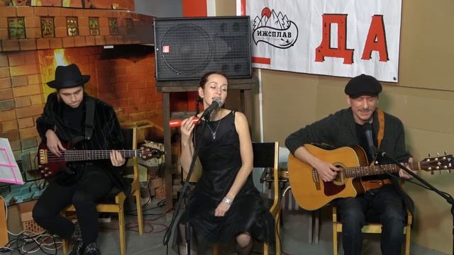 08 Девушка - Светлая комната