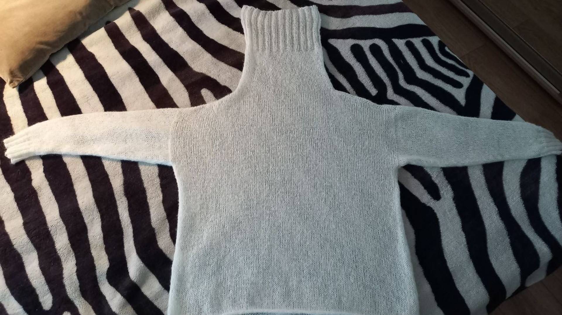 Хобби.Джемпер "белый снег" спицами и на Лк150.