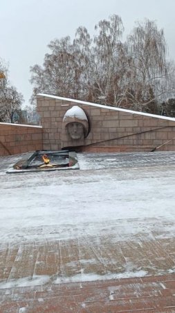 Вид на храм Георгия Победоносца и памятник Скорбящую мать. Колокольный звон...