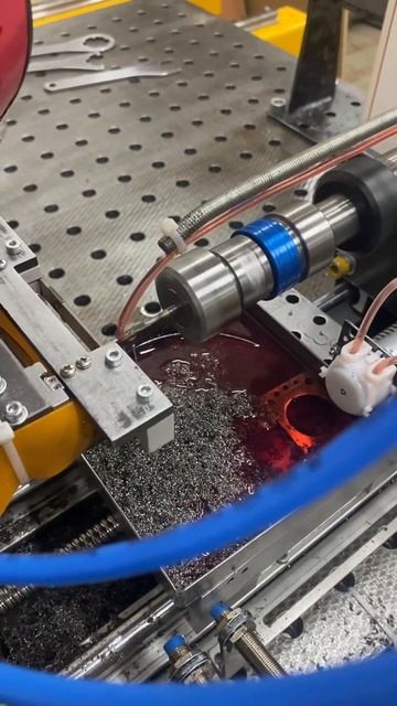 Робот нарезает резьбу. Оборудовали предприятие вторым роботом-универсалом. Резьба М4 в нержавейке.