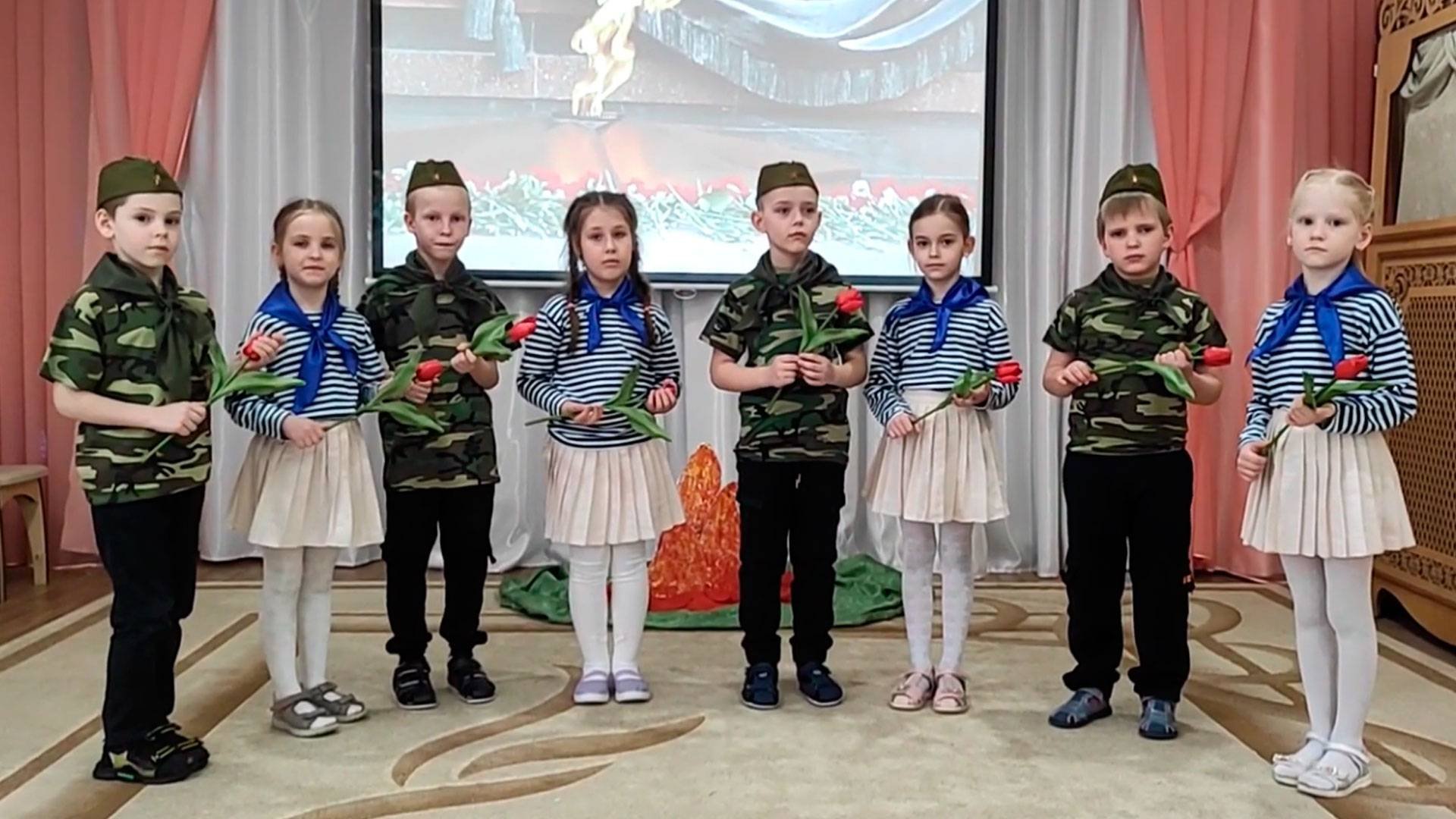 Песня  "У кремлевской стены"