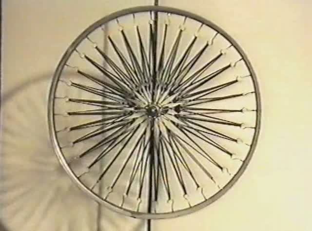 Физика. Опыты. Теплота и работа. Модели тепловых двигателей. Колесо с резиновыми спицами