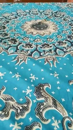 Batik table cloth and batik clothes. What's the difference between cloth and clothes?