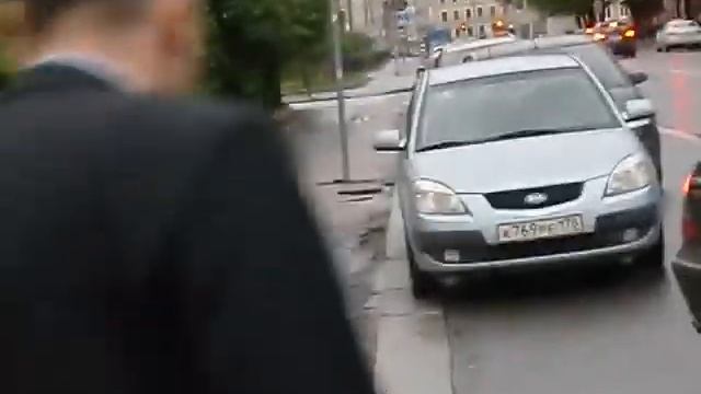 LTT   Musicians and Hugh Laurie leave BKZ Saint-Petersburg 24.06.2012