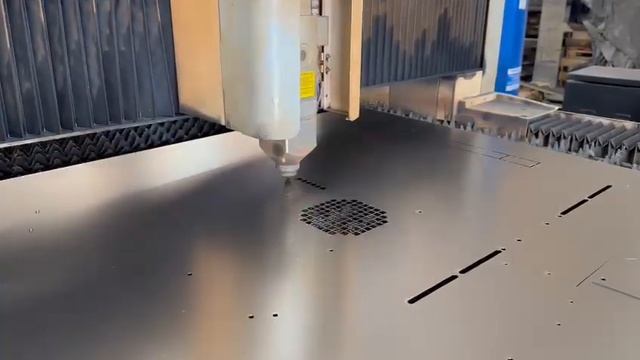 Лазерная резка методом Fly cut, черная сталь, лист 1,5 мм
