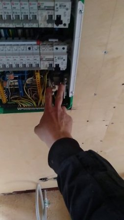 Один из вариантов устройства распределительного щита скрытого монтажа в частном доме. Коротыш