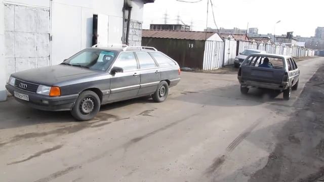 VW Passat 32B Syncro GT шлифует асфальт колесами.