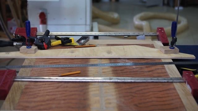 Учебный стол с изогнутыми ногами