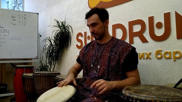 Как играть на маленьком барабане джембе?