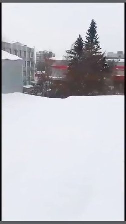 Чистка крыши здания от снега #shorts 🌨️☃️🫠❄️🥶🙃