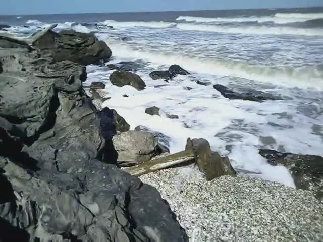 Азовское море штормит. Прогулка по берегу. coast