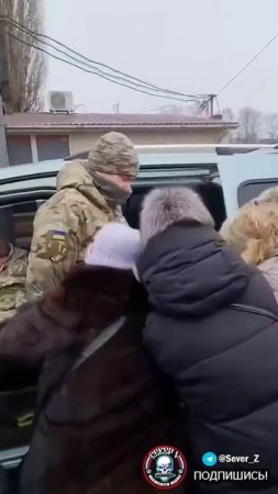 В Николаеве женщины вновь вмешались и спасли мужчину, которого сотрудники ТЦК пытались мобилизовать