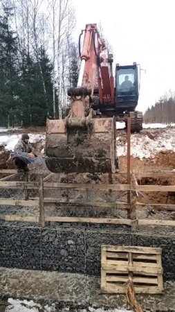 Установка габионов на участке берегоукрепления строящегося пруда в Дмитровском районе