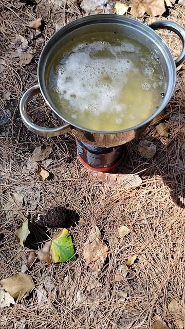 Супчик на походной горелке на диком пляже перед Сочи 7.08.2024