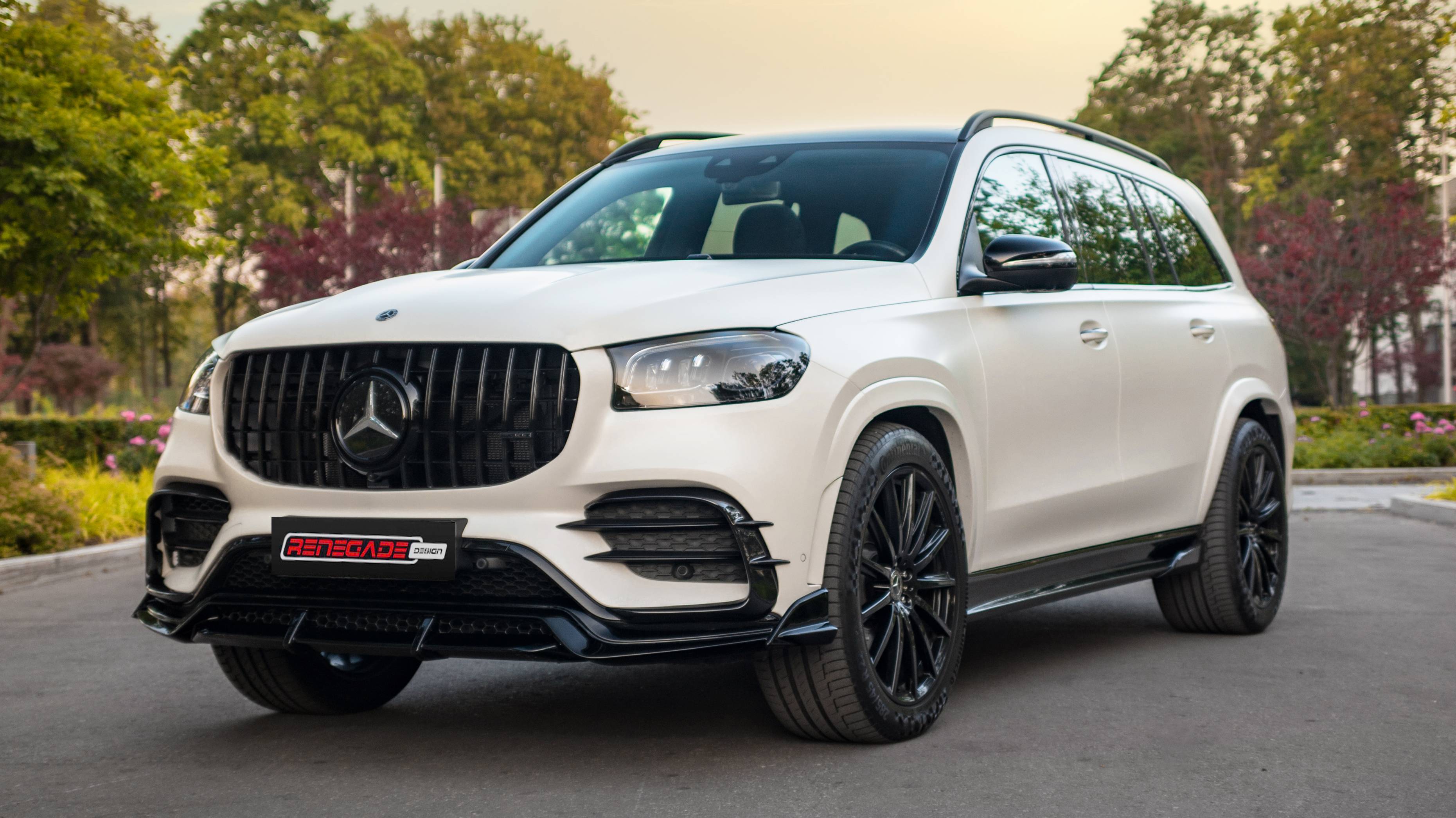 Mercedes-Benz GLS 167 белого цвета с полным обвесом Renegade Design