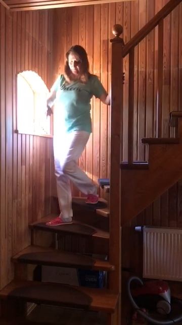 Я иду по лестнице вниз.