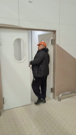 Работа маятниковых дверей из противоударного материала PE500
