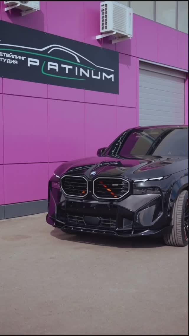 BMW XM с полным обвесом и коваными дисками от Renegade Design