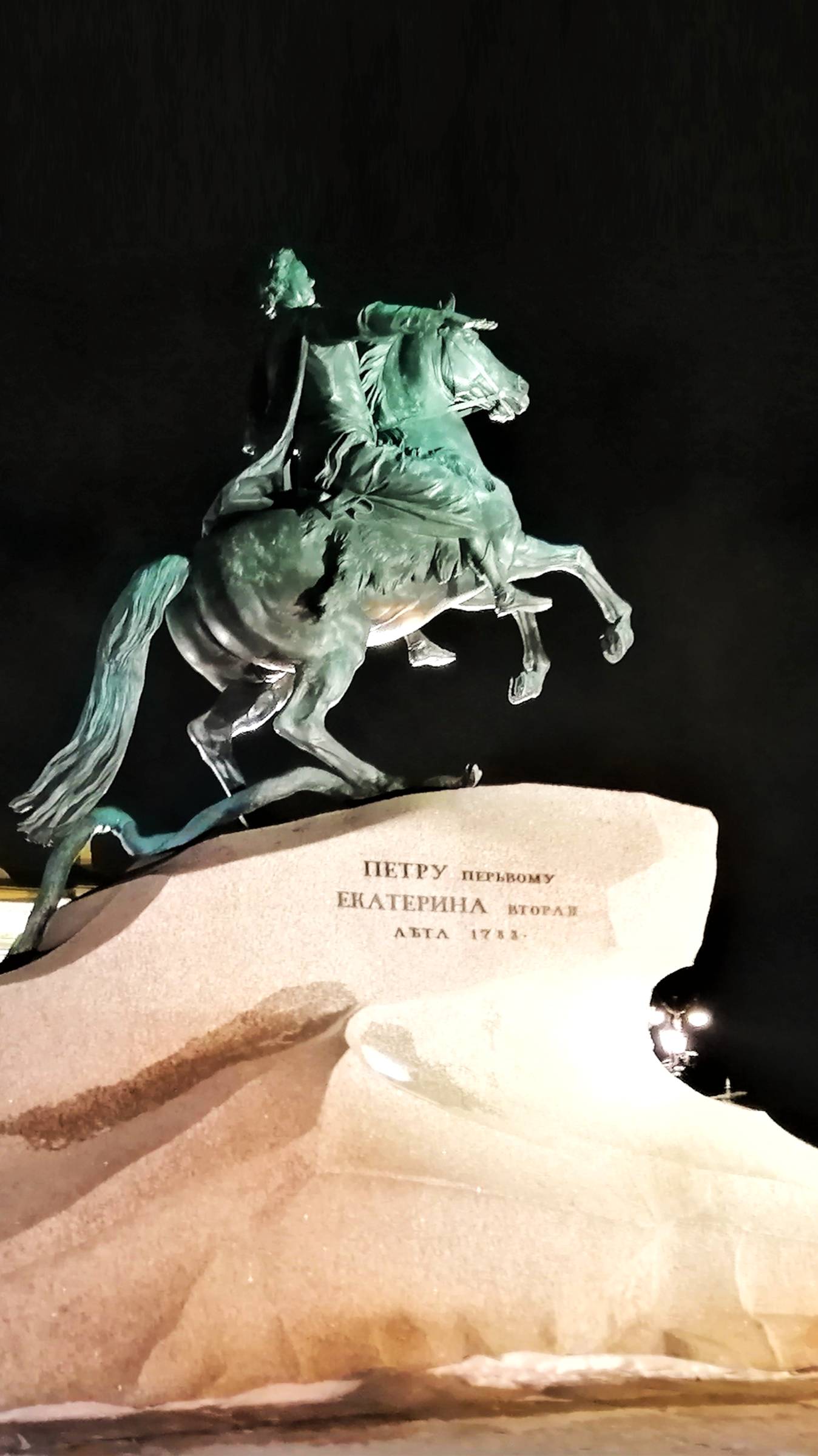 Сенатская площадь — исторический центр Санкт-Петербурга. Медный всадник. Исаакиевский собор.