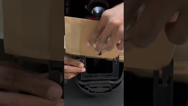 Changing Amazon vacuum cleaner dust bag