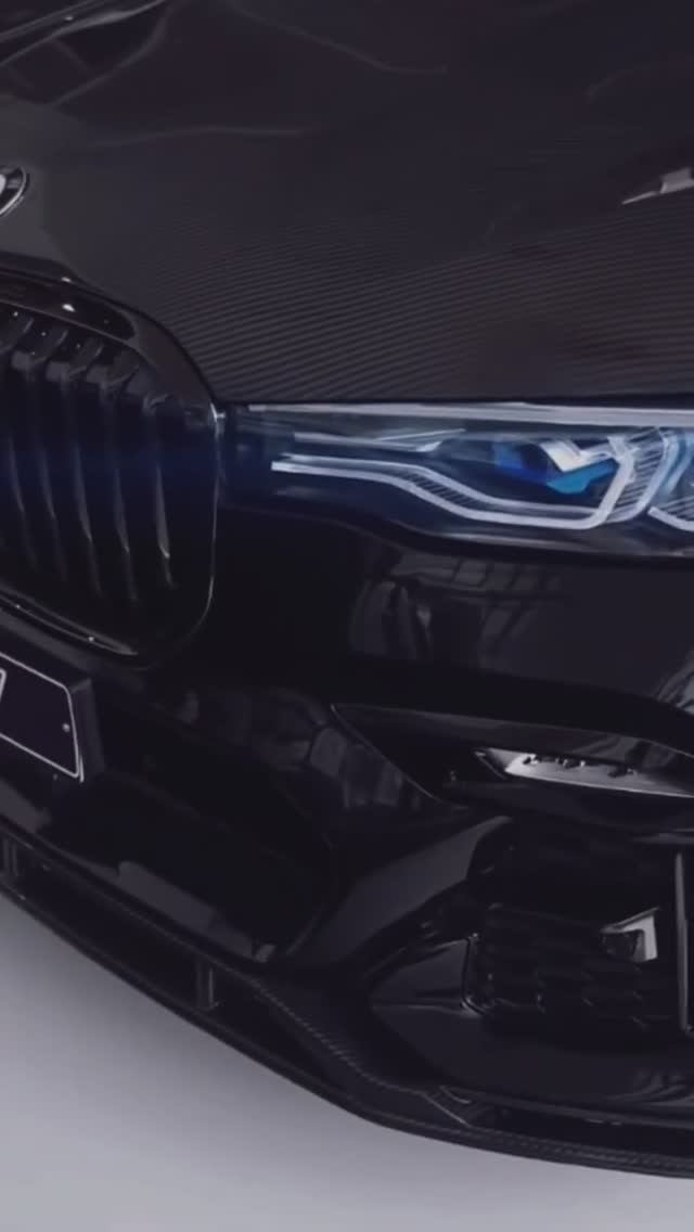 BMW X7 G07 в обвесе карбон у официального дилера в Красноярске