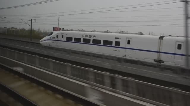 Китай. Обгон одного высокоскоростного поезда другим